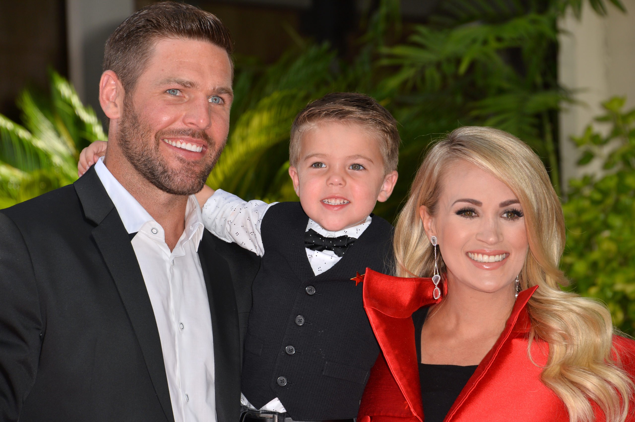 Carrie Underwood Shares Adorable Video of 3-Year-Old Son Working Out to ...